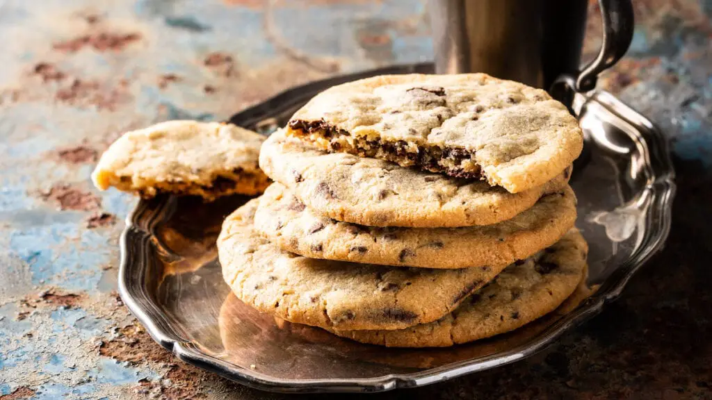 Crispy Chewy Chocolate Chip Cookies - Backybakes.net